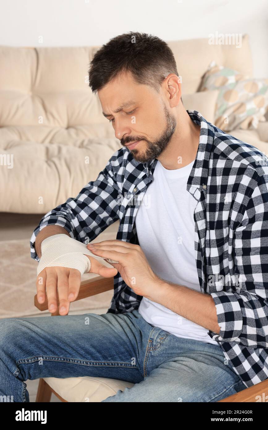 Man applying elastic bandage hi-res stock photography and images - Alamy