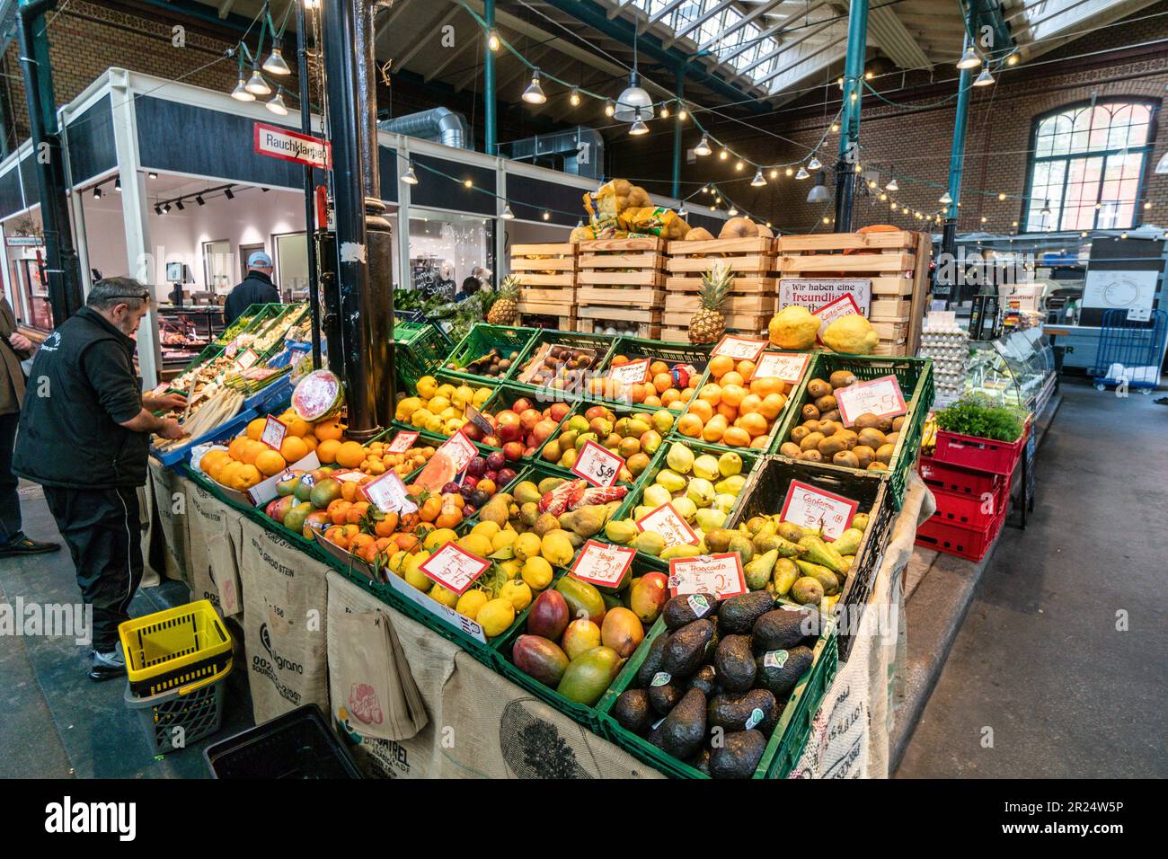 Innenaufnahme Markthalle Neun, Obst und Gemüsestand, Eisenbahnstraße ...