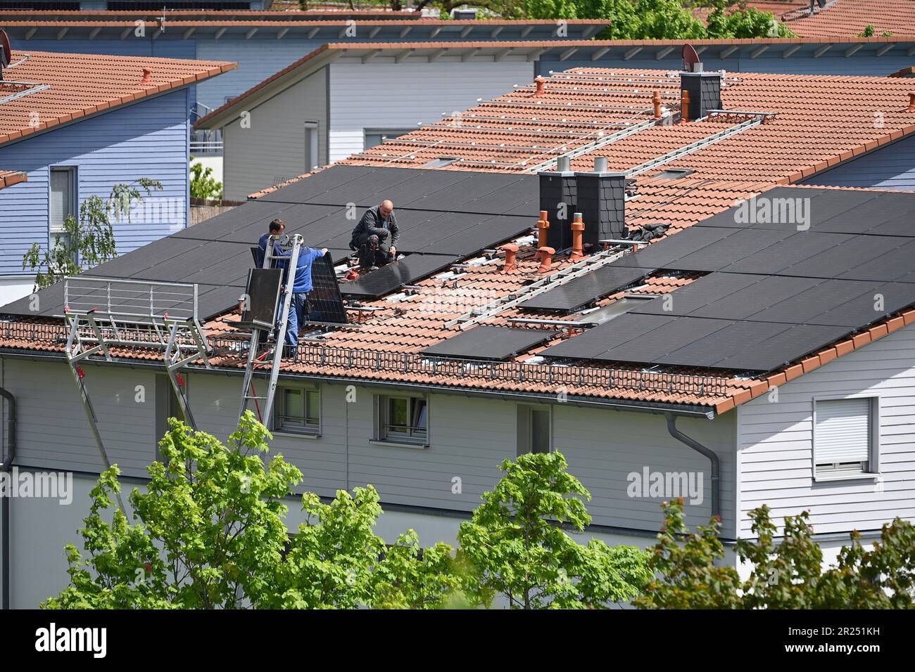 Hair, Deutschland. 17th May, 2023. Detached house with photovoltaic ...