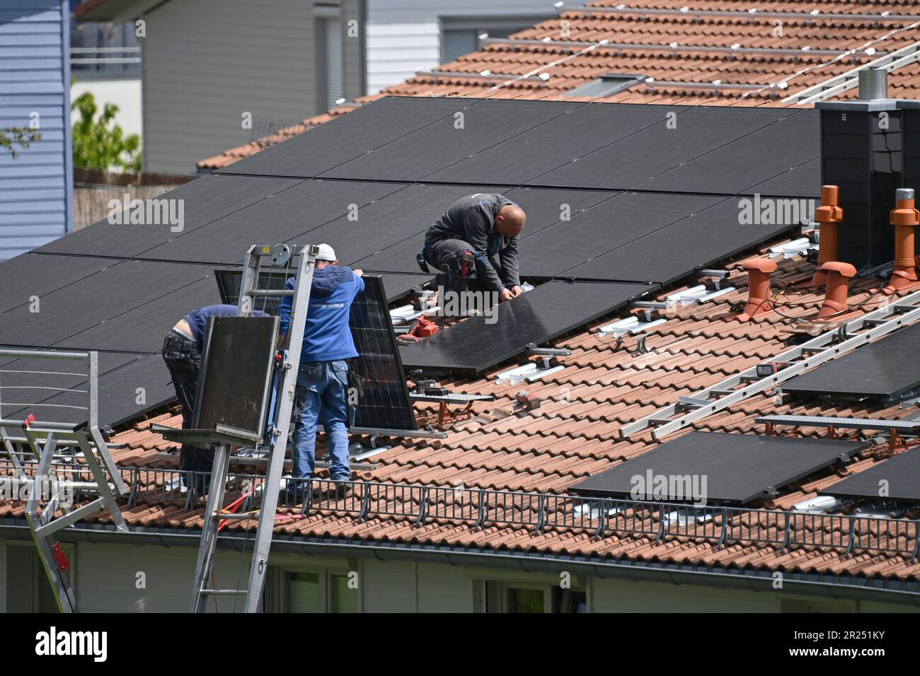 Hair, Deutschland. 17th May, 2023. Detached house with photovoltaic ...