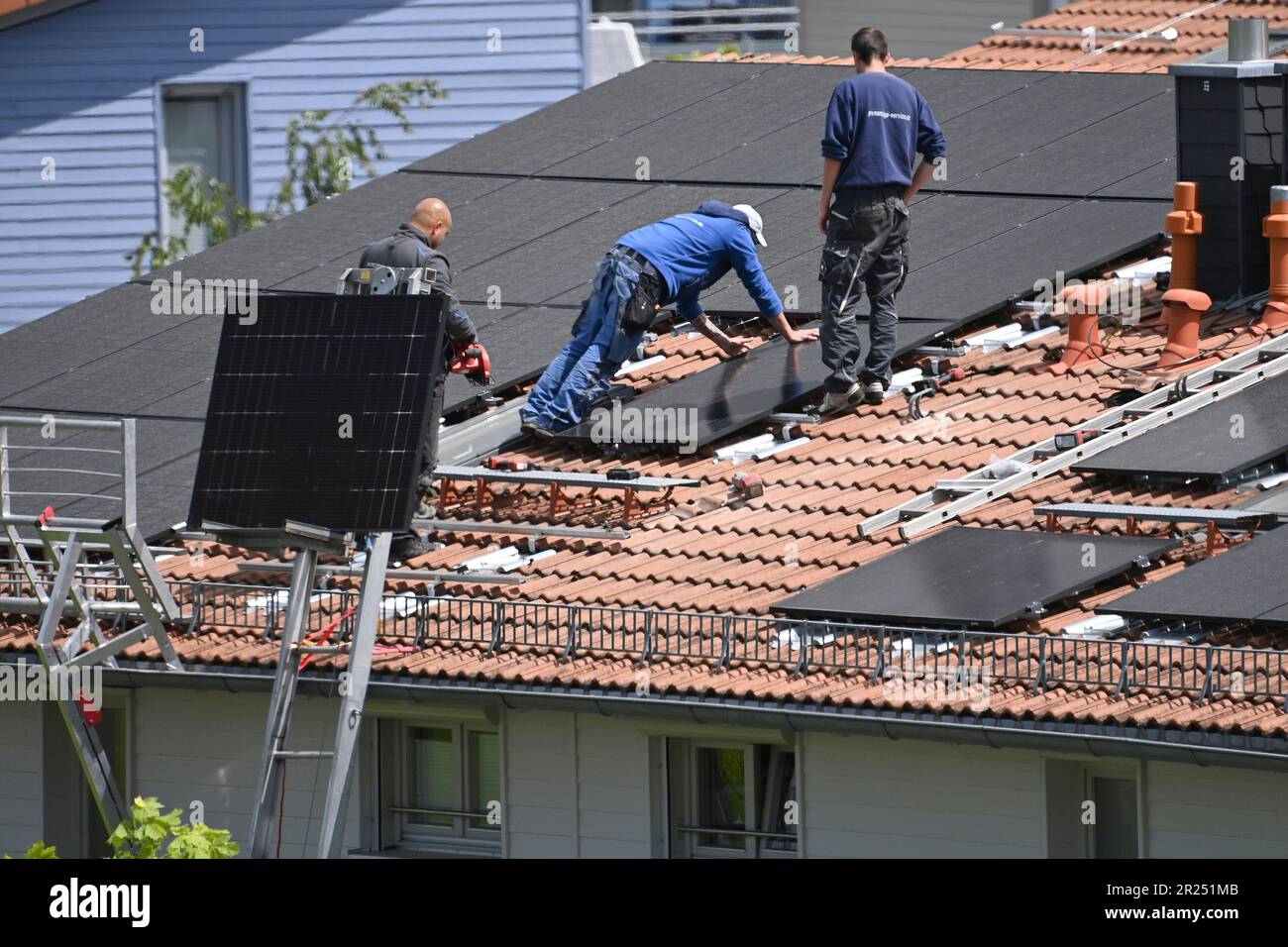 Hair, Deutschland. 17th May, 2023. Detached house with photovoltaic ...
