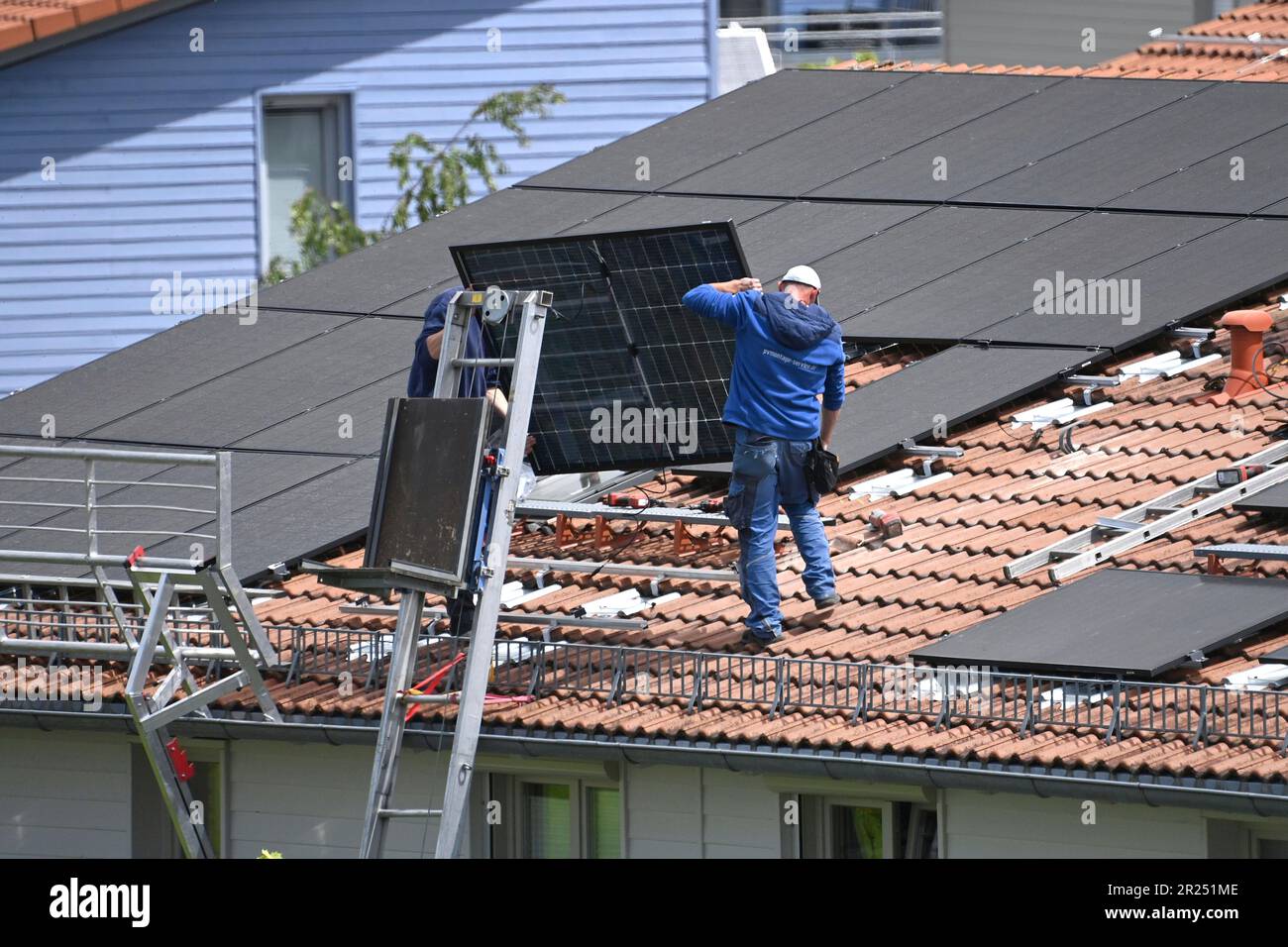 Hair, Deutschland. 17th May, 2023. Detached house with photovoltaic ...