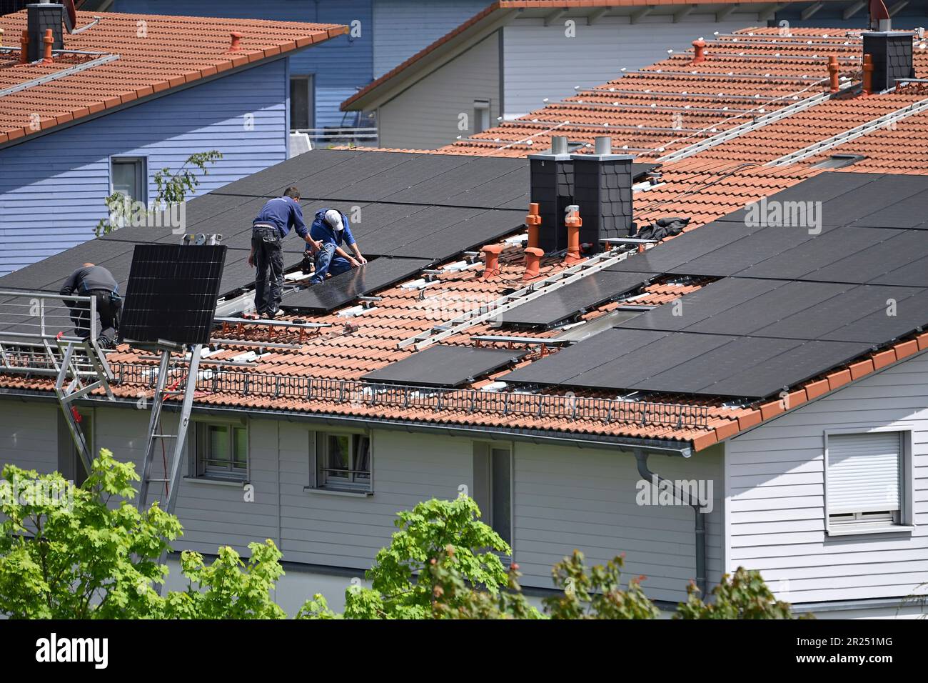 Hair, Deutschland. 17th May, 2023. Detached house with photovoltaic ...