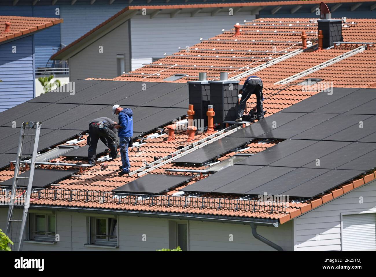 Hair, Deutschland. 17th May, 2023. Detached house with photovoltaic ...