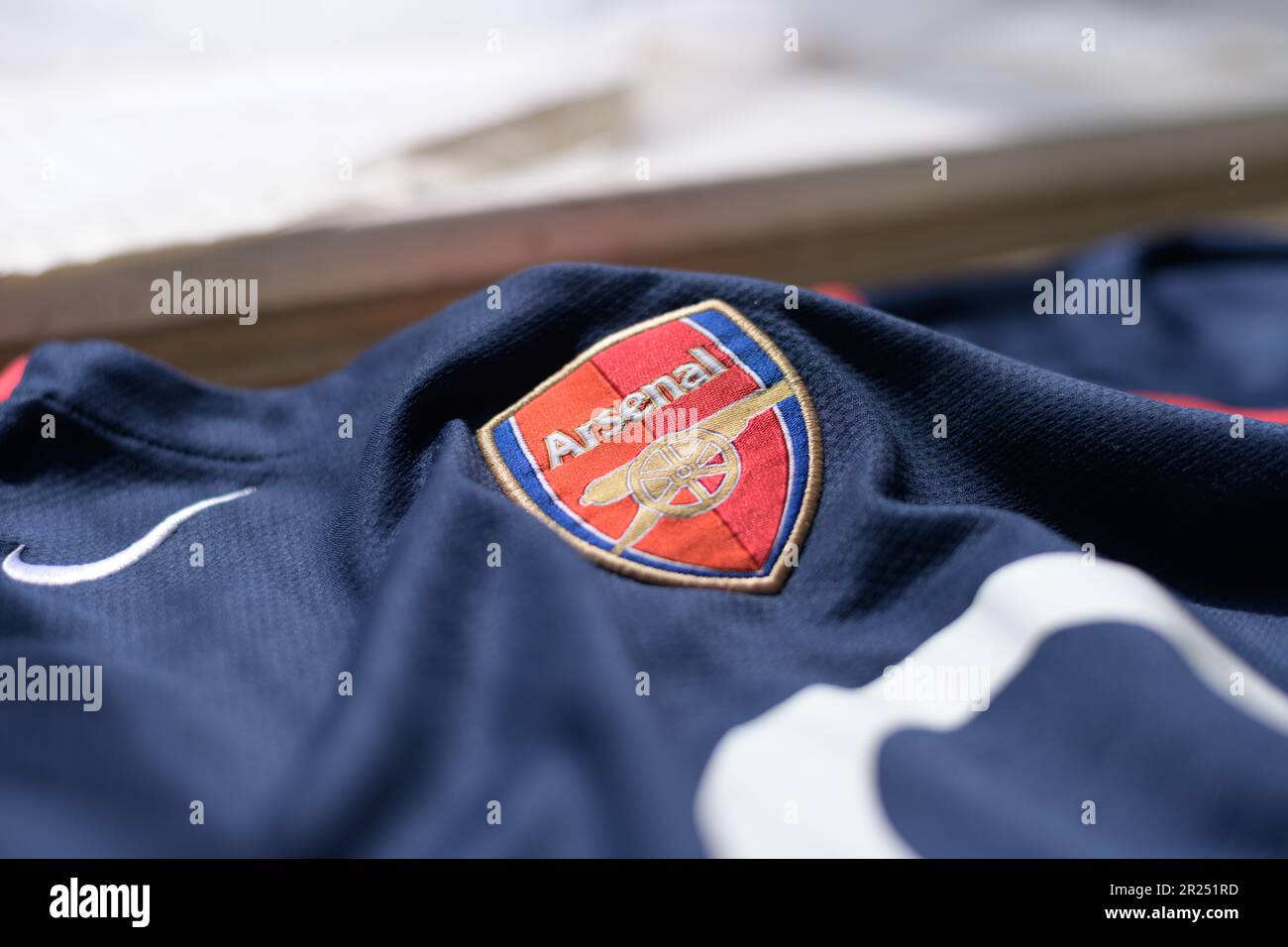Arsenal Football club badge on shirt Stock Photo - Alamy