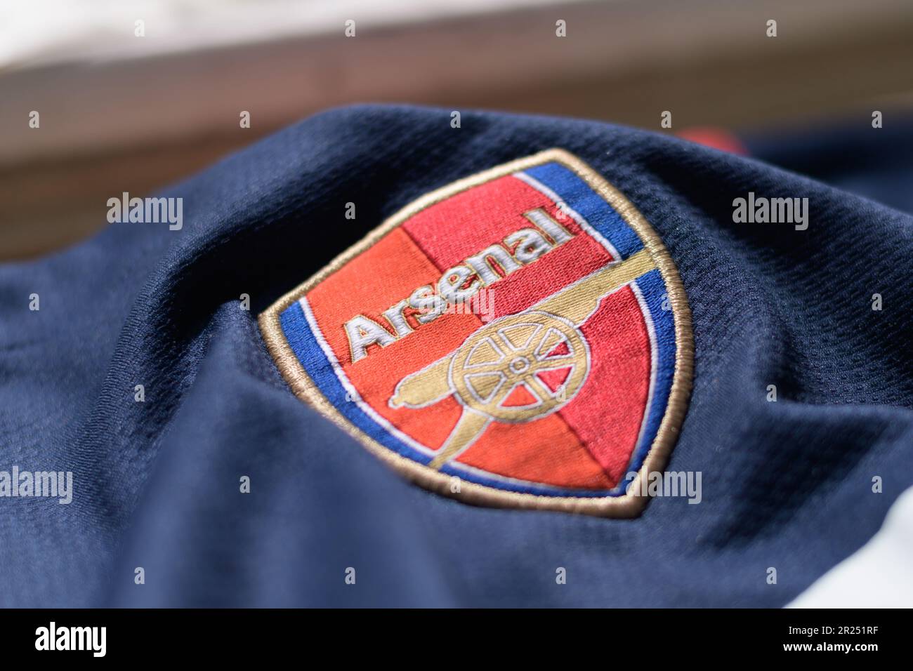 Arsenal Football club badge on shirt Stock Photo - Alamy