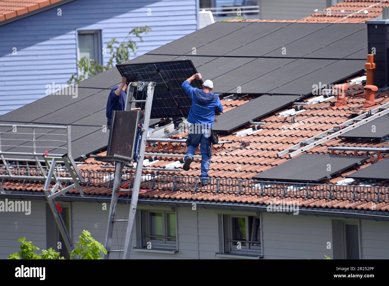 Hair, Deutschland. 17th May, 2023. Detached house with photovoltaic ...