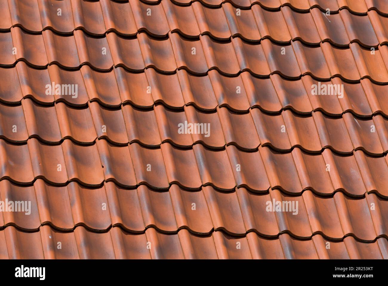 Red tiles roof background texture of a house Stock Photo - Alamy