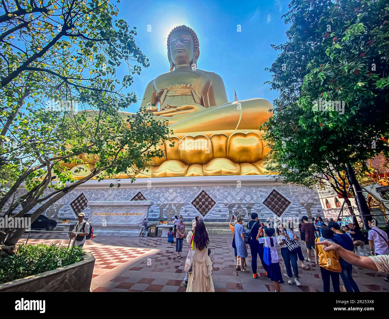 Wat pak nam phasi charoen temple hi-res stock photography and images ...