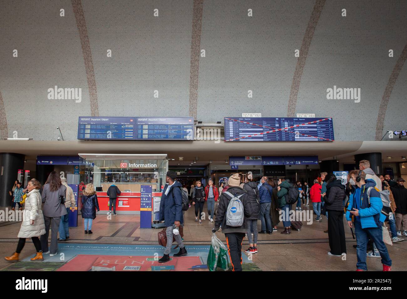 Picture of the main hall of Koln Hbf train station, belonging to DB ...