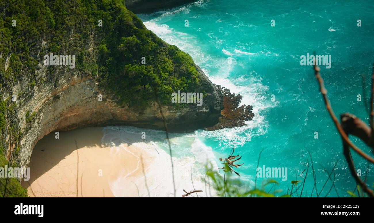 Turquoise pure ocean water on golden sandy Kelingking beach in Bali ...