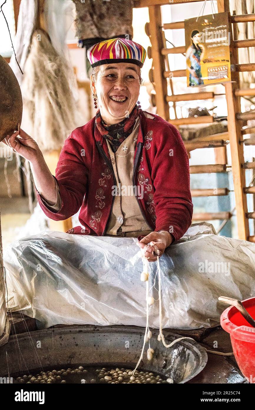 China traditional silk weaving hi-res stock photography and images - Alamy
