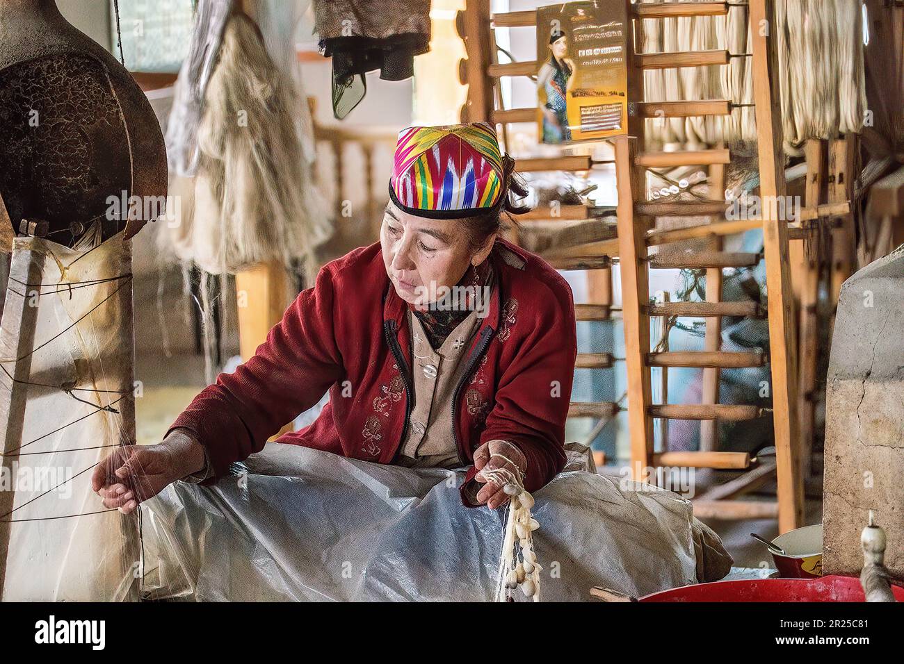 China traditional silk weaving hi-res stock photography and images - Alamy