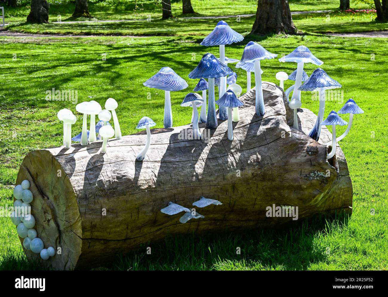 Ellen Ehk Åkesson's glass work ”Log for Alice”. Inauguration of a ...