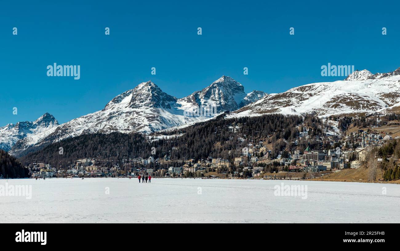 Hiking on the frozen Lake St Moritz *** Local Caption *** Sankt Moritz ...