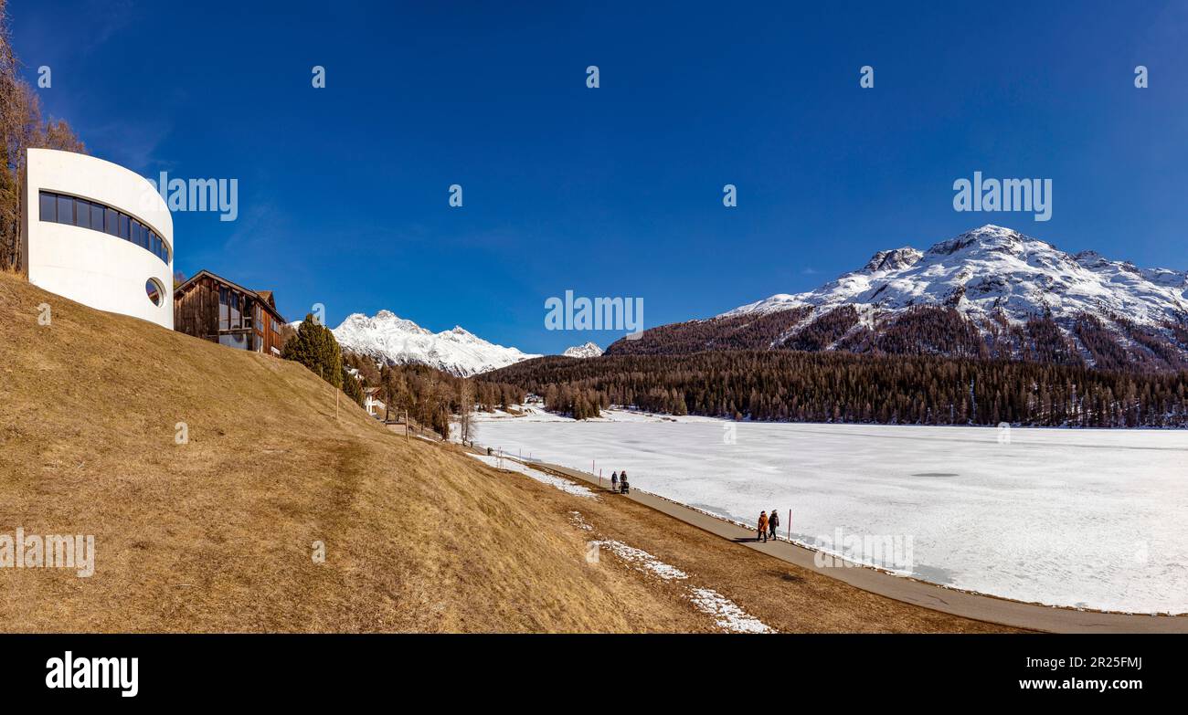 Hiking path along the frozen Lake St Moritz *** Local Caption *** Sankt ...
