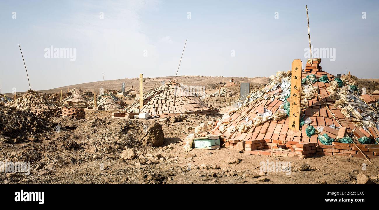 Traditional chinese cemetery hi-res stock photography and images - Alamy