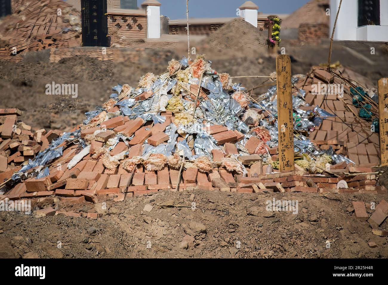 Traditional chinese cemetery hi-res stock photography and images - Alamy