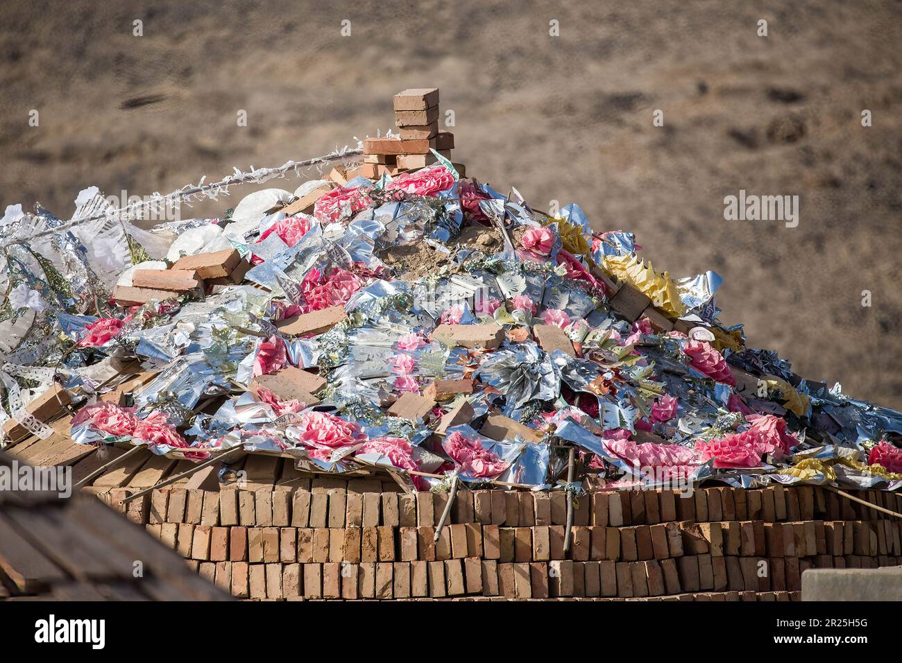 Turpan china cemetery hi-res stock photography and images - Alamy