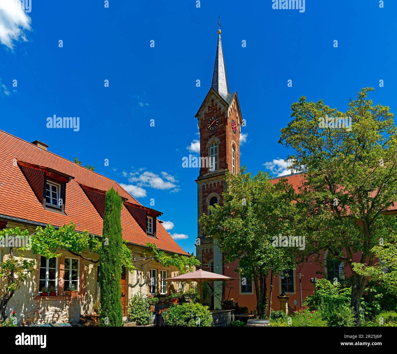 Haus, Protestantische Kirche Haardt, Kirchgarten Stock Photo - Alamy
