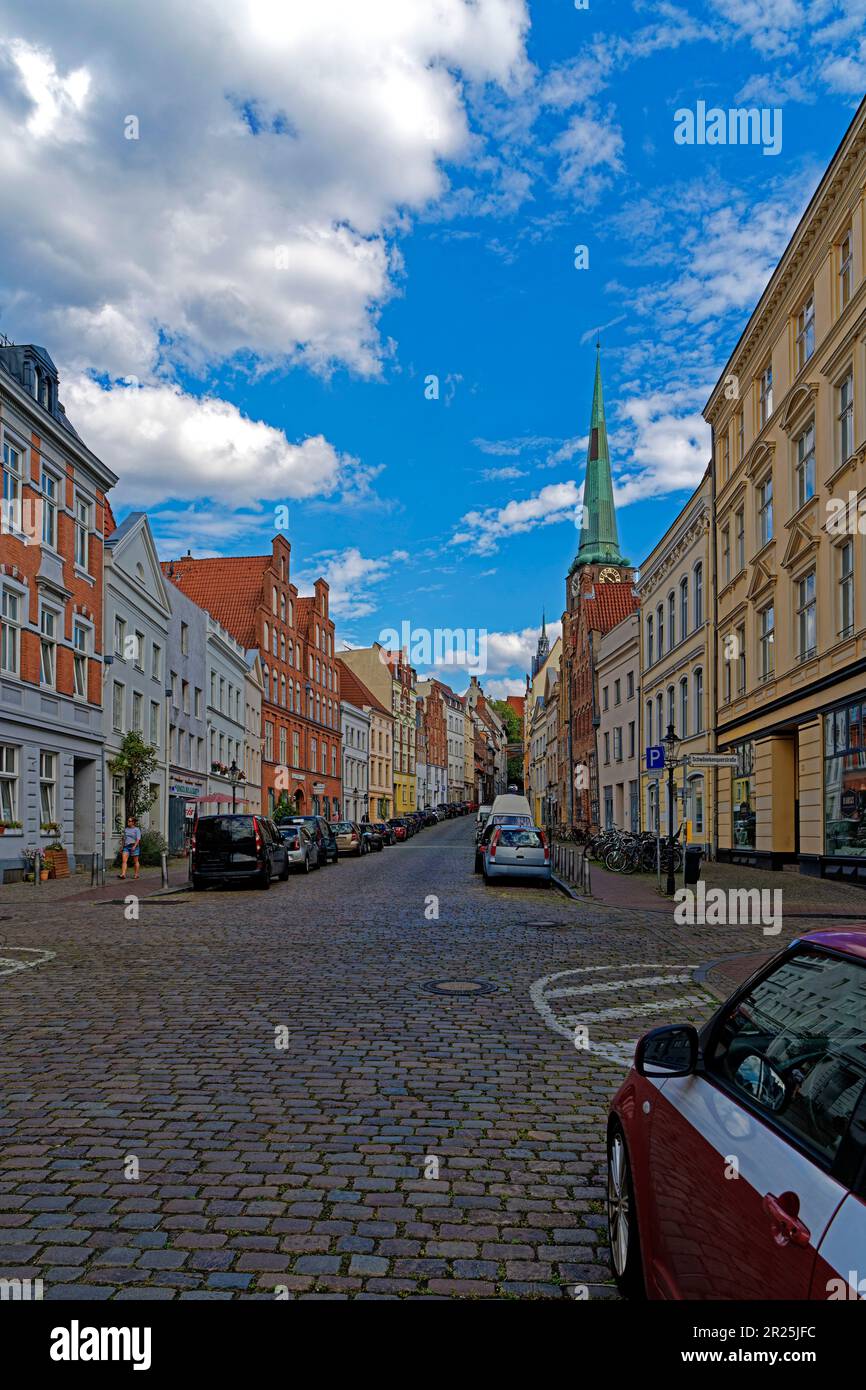 Straßenansicht, Häuser, historisch, Kirche ,St. Jakobi Stock Photo - Alamy