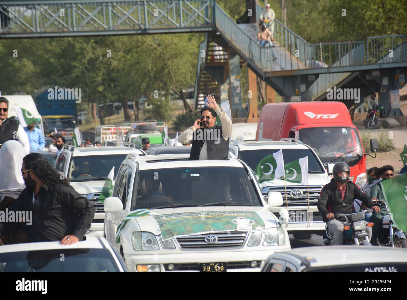 Islamabad, Pakistan. 17th May, 2023. People carrying flags of Pakistan ...