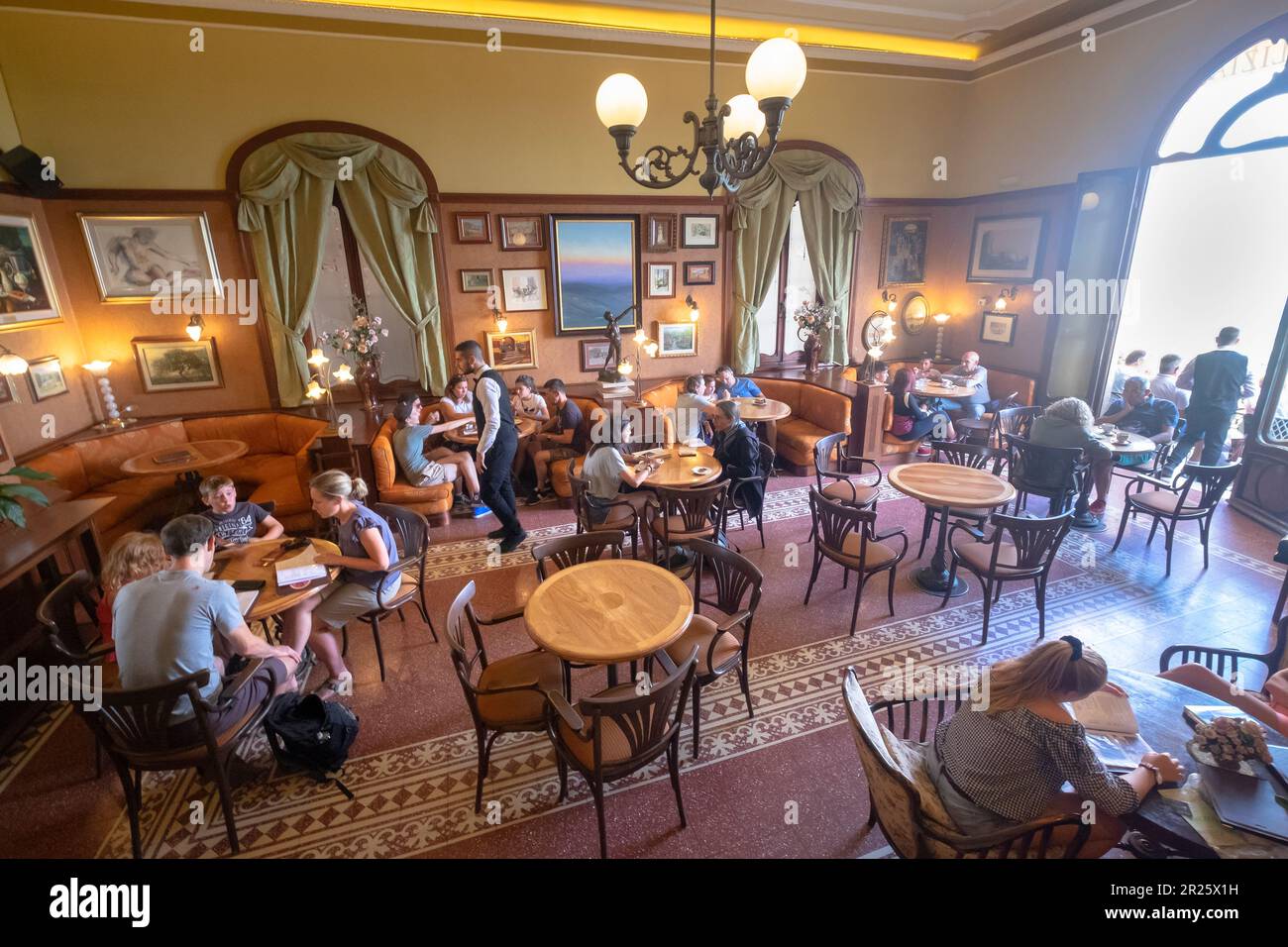 Italian restaurant interior italy hi-res stock photography and images ...