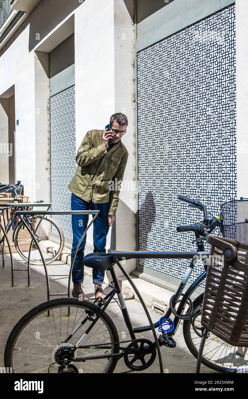 Man making telephone call on portable phone - France Stock Photo - Alamy