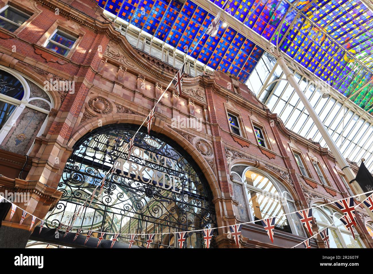Contemporary arcade of the victoria quarter leeds hi-res stock ...