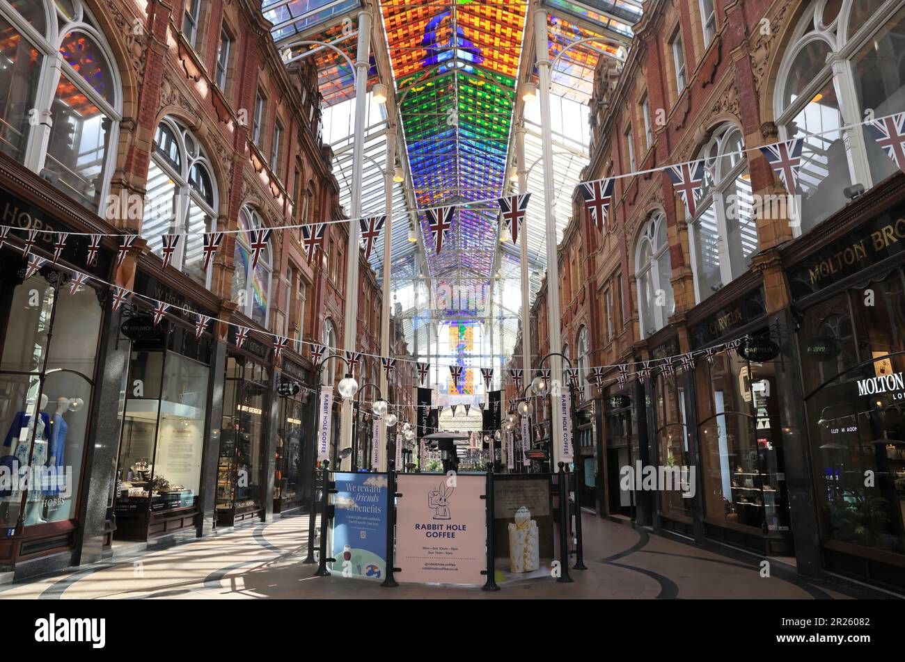 Contemporary arcade of the victoria quarter leeds hi-res stock ...