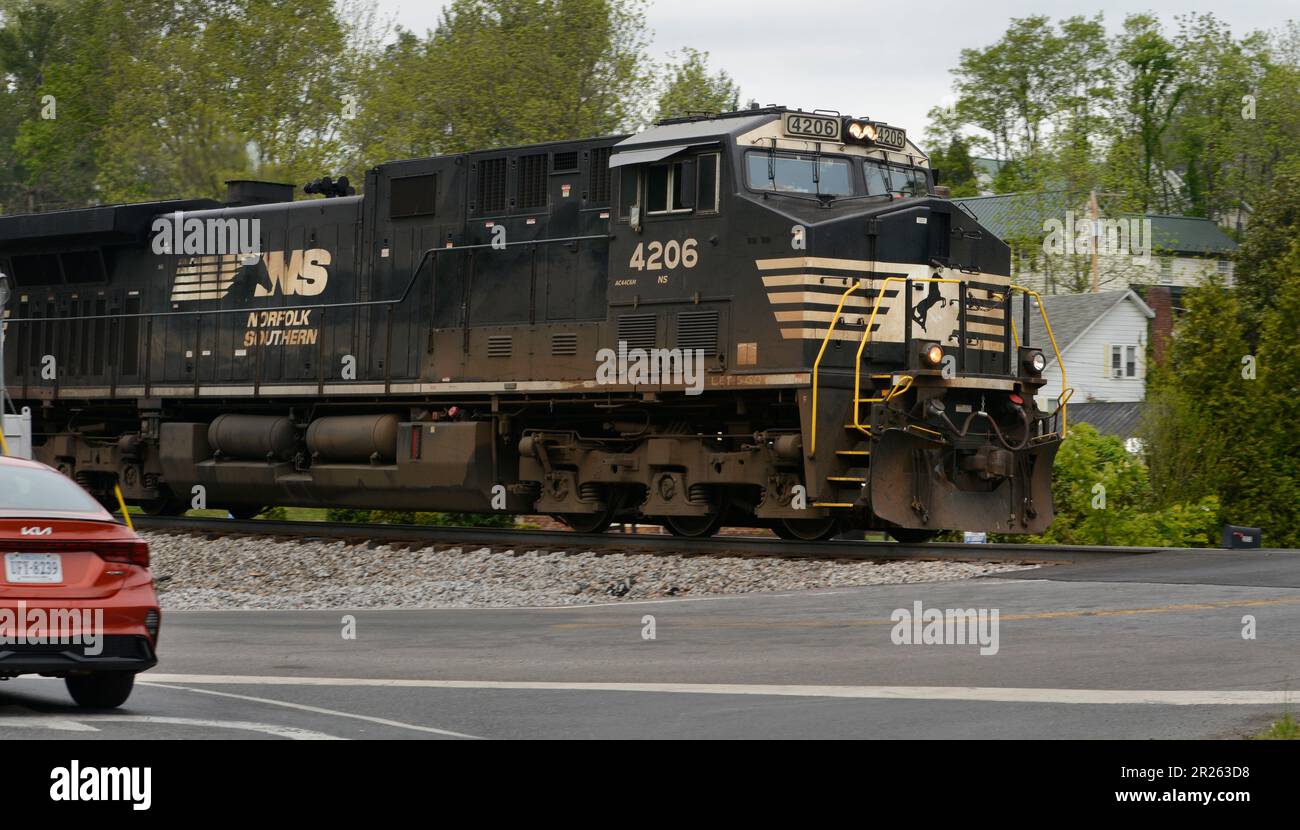 A Norfolk Southern Railway locomotive pulling shipping containers ...