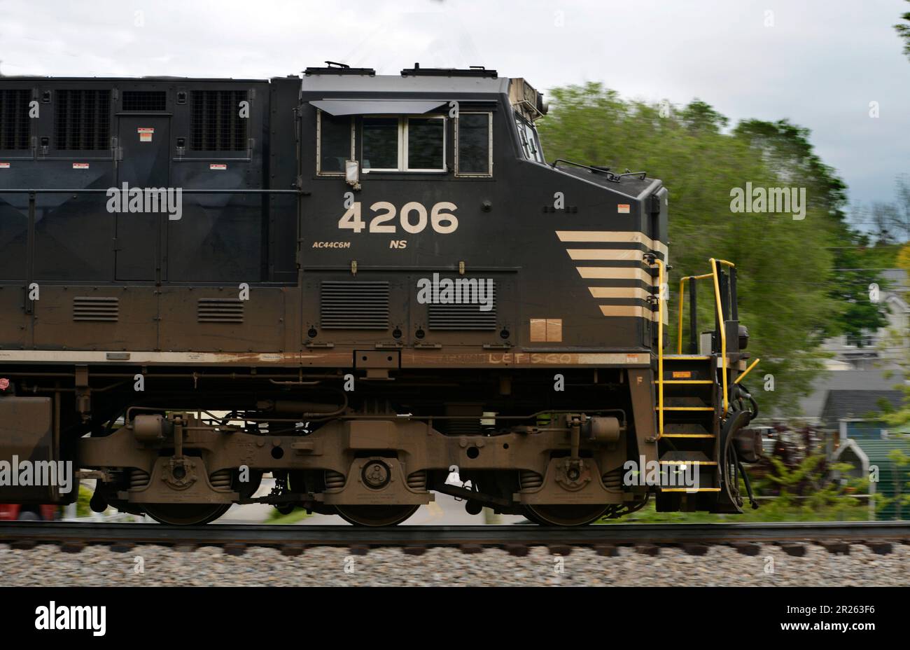 A Norfolk Southern Railway locomotive pulling shipping containers ...
