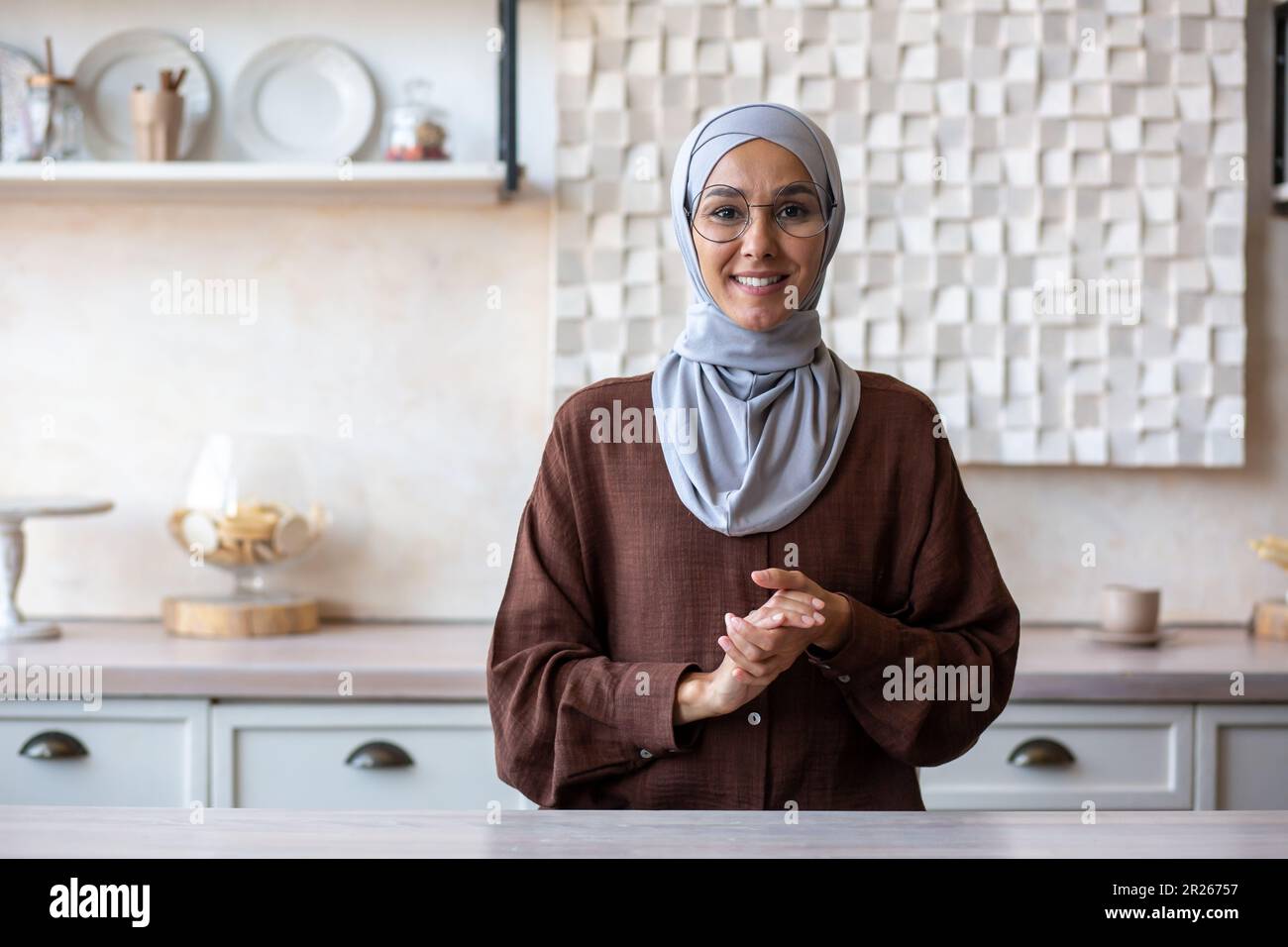Hijabi doctor hi-res stock photography and images - Alamy