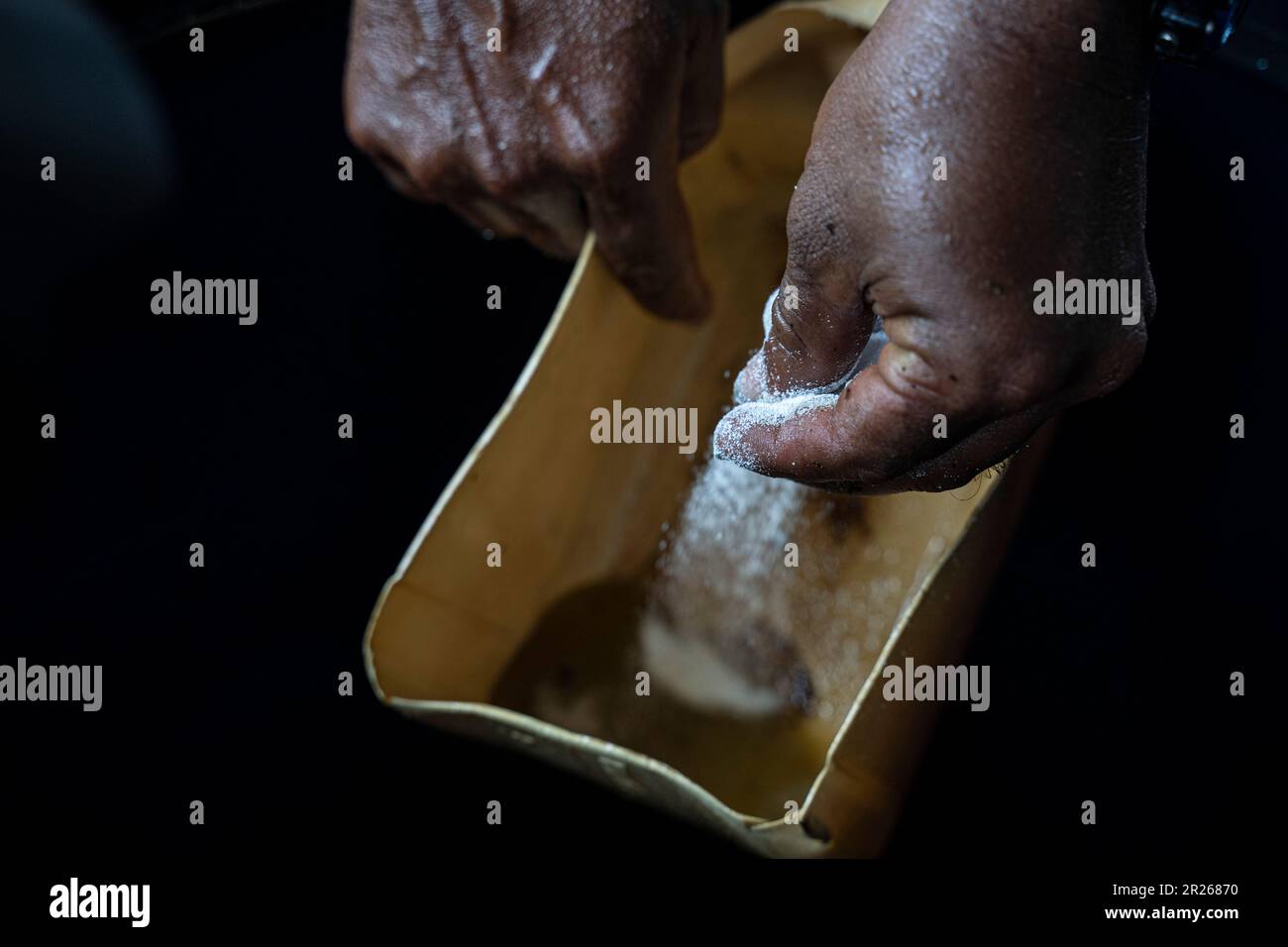Llorente, Colombia. 11th May, 2023. A worker sprinkles Caucasian soda ...