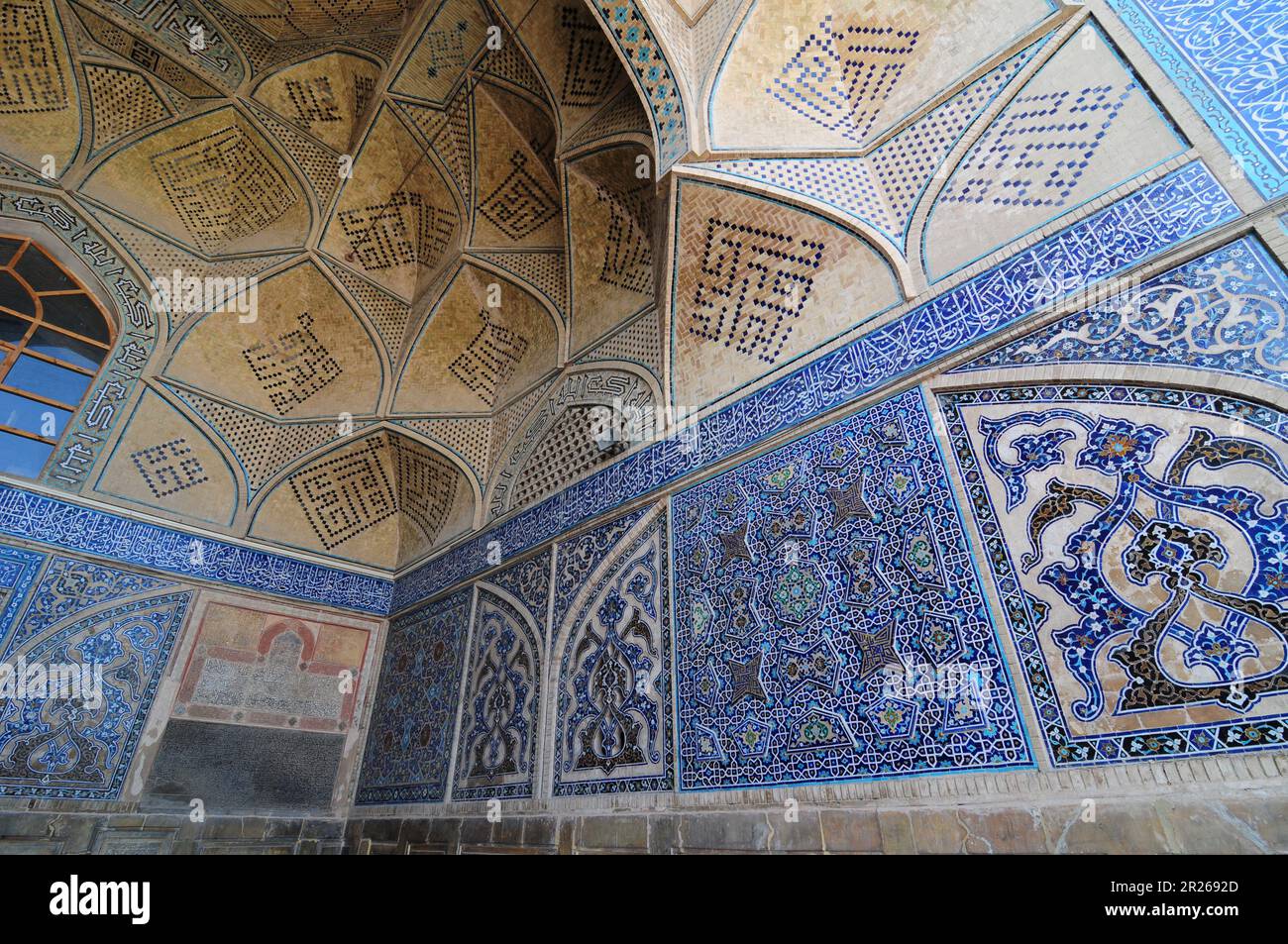 Ancient dome jameh mosque isfahan hi-res stock photography and images ...