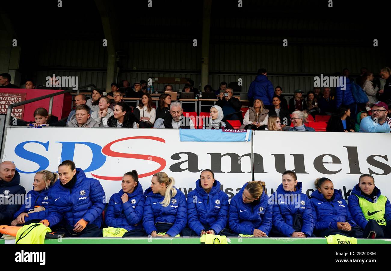 Chelsea players on the bench during the Barclays Women's Super League ...