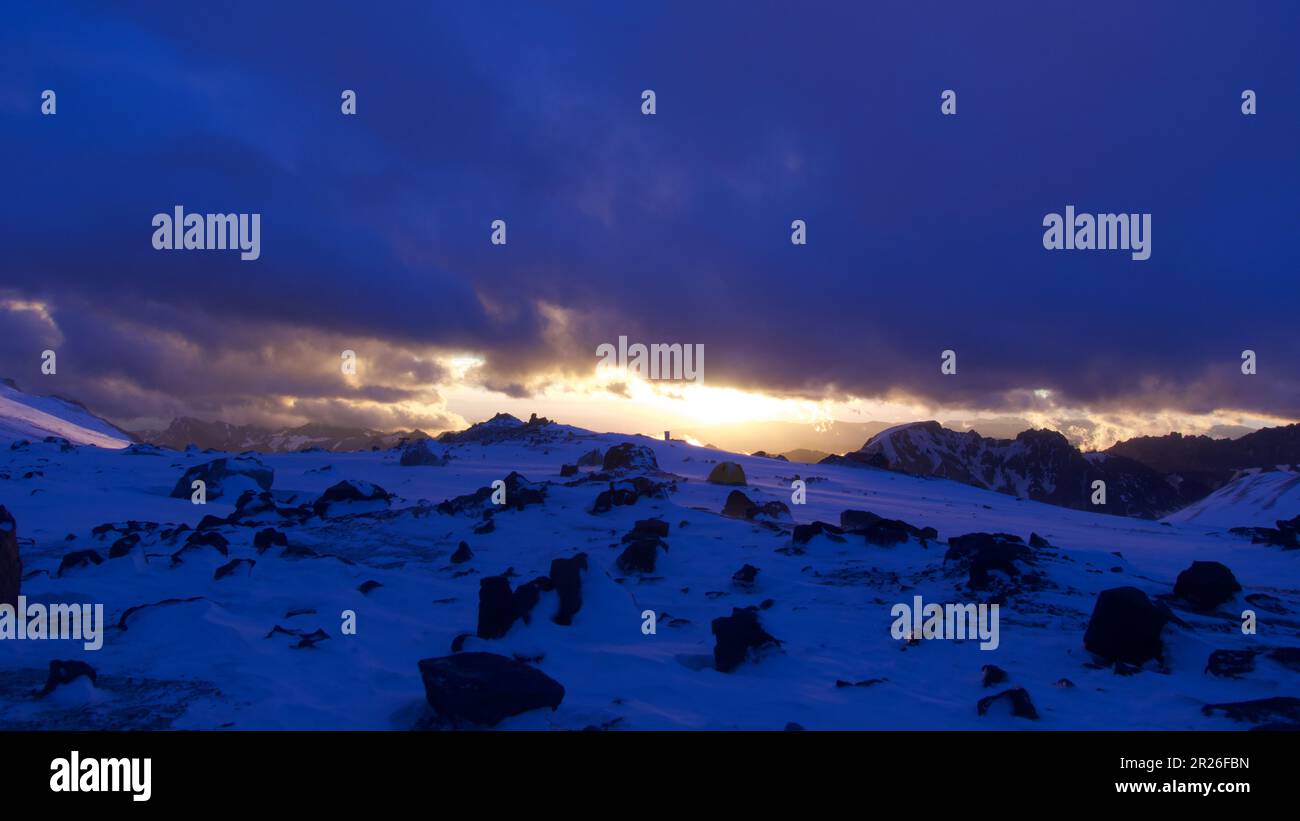 Altitude mountain climbing hi-res stock photography and images - Alamy