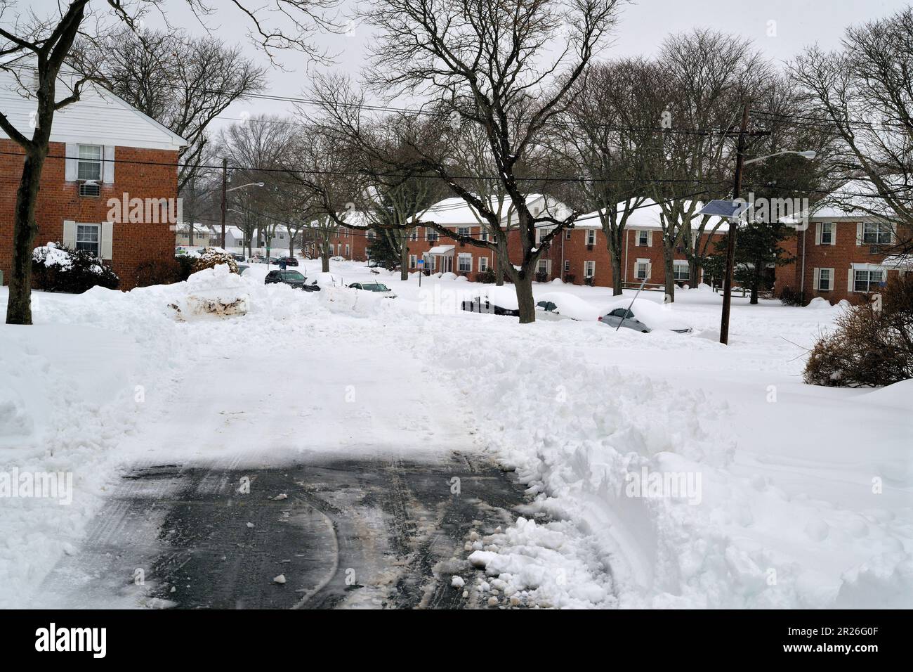 Residential neighborhood on snowy day hi-res stock photography and ...