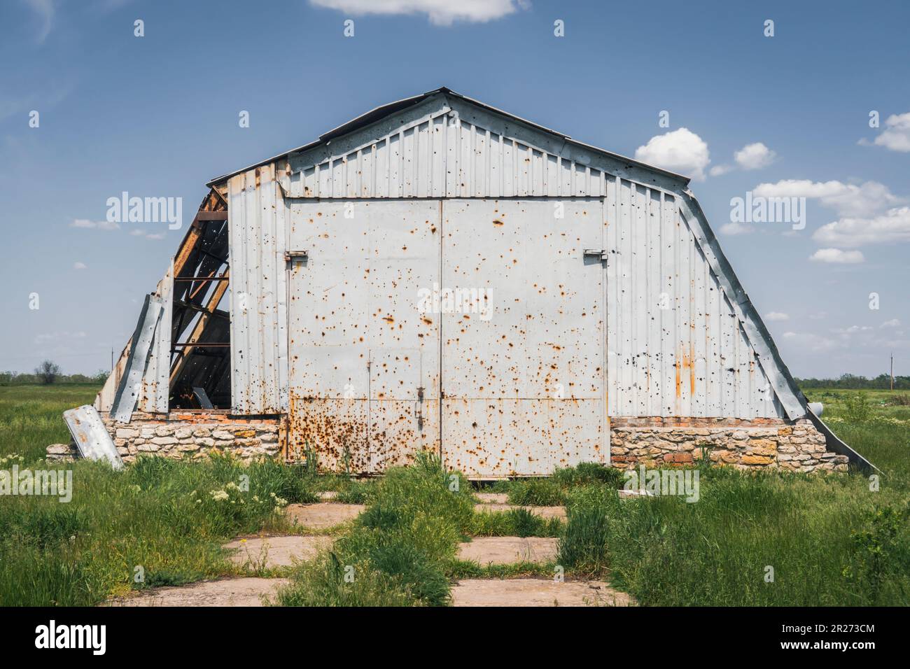 Countryside farm destroyed shelling hi-res stock photography and images ...