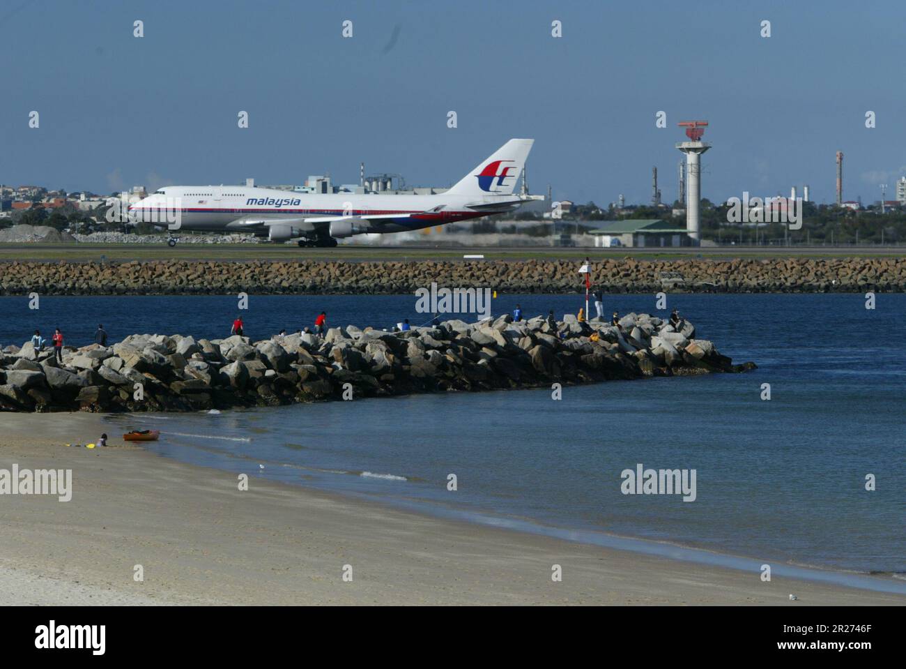 Aircraft movements at Sydney Airport on Botany Bay in Sydney, Australia ...
