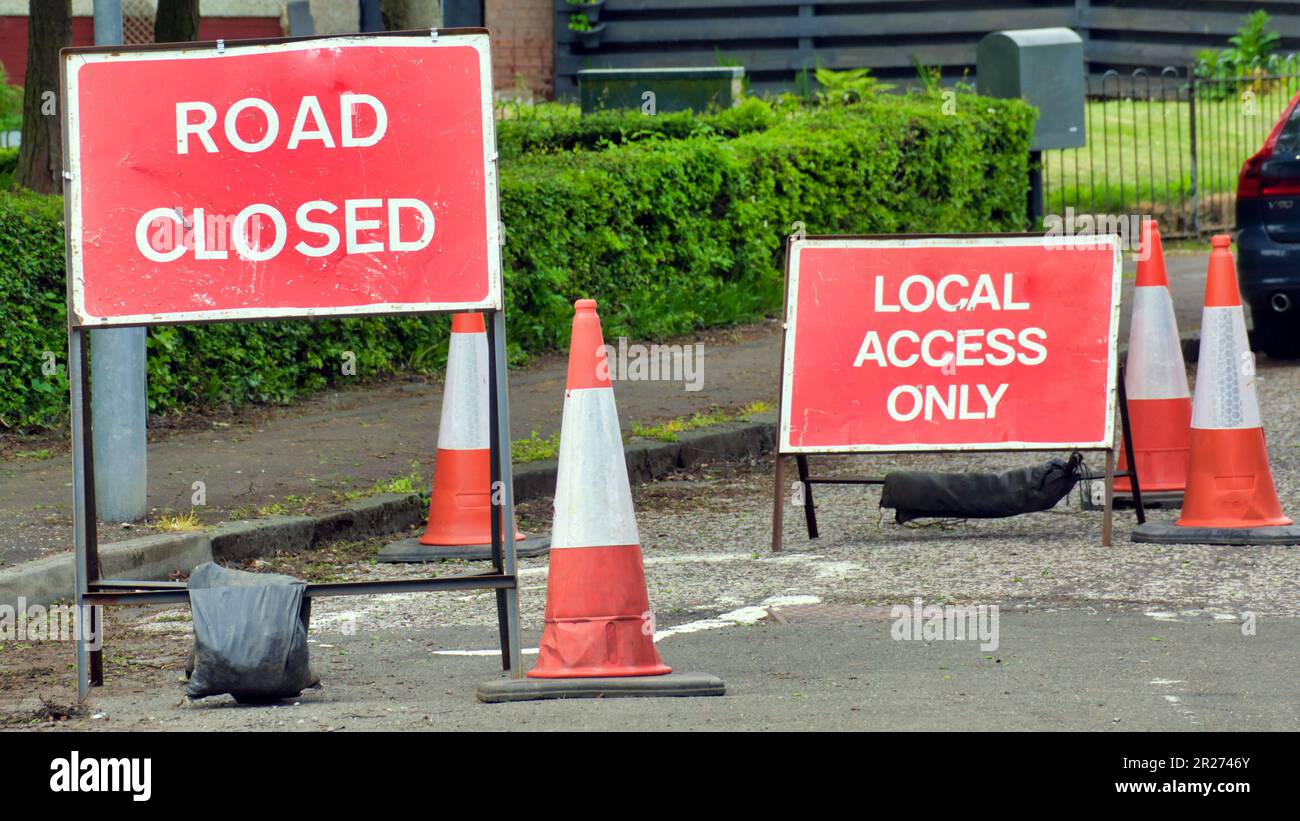 road closed roadworks sign road closed ahead Stock Photo - Alamy