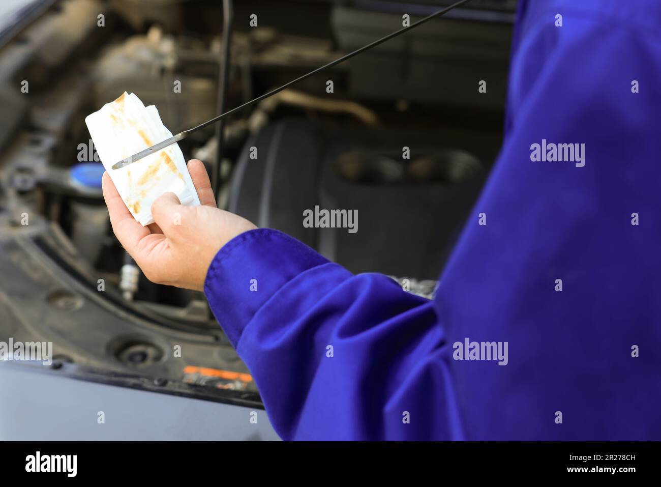 Man checking motor oil level with dipstick, closeup Stock Photo - Alamy
