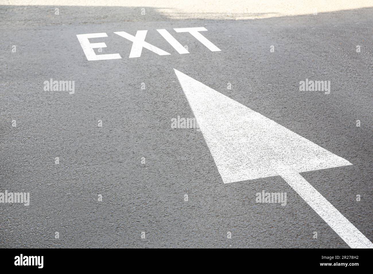 White painted arrow and exit marking on road outdoors Stock Photo - Alamy