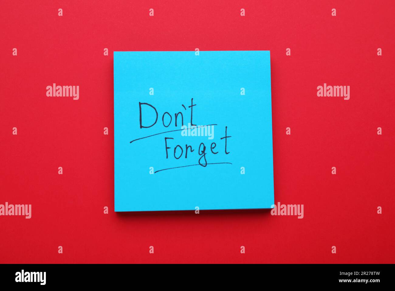 Paper note with phrase Don't Forget on red background, top view Stock ...