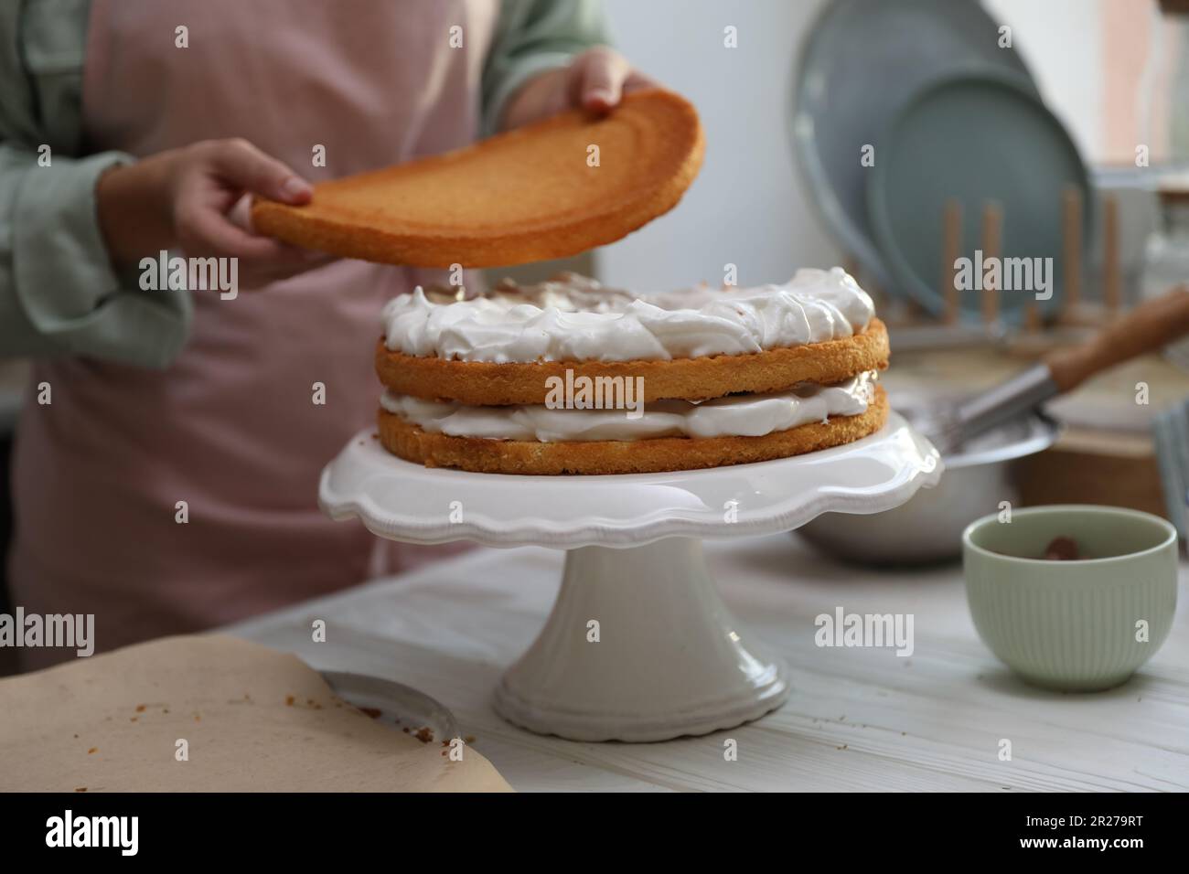 Pastry chef stacking cake layers hi-res stock photography and images ...