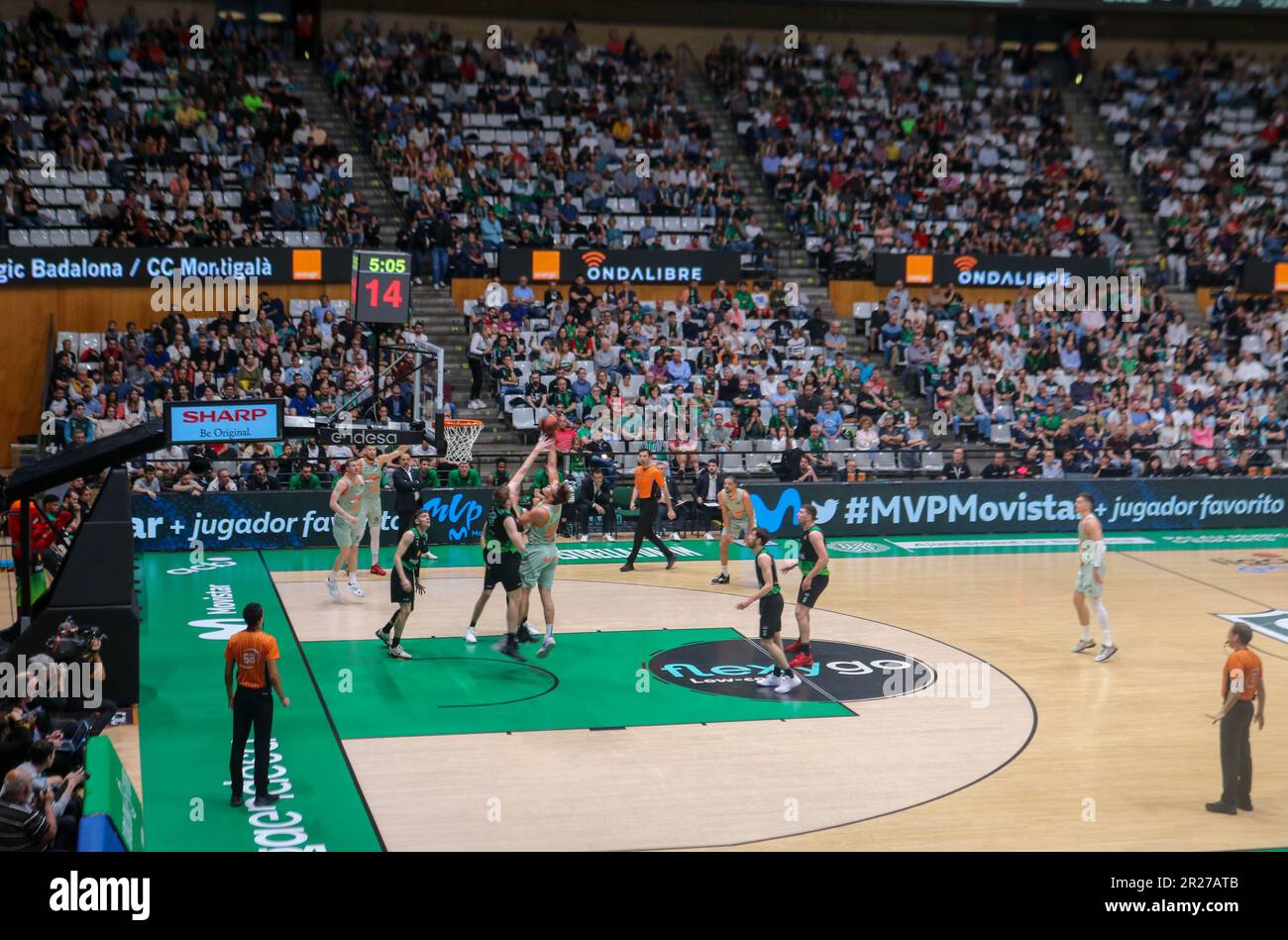 Basketball time out referee hi-res stock photography and images - Alamy