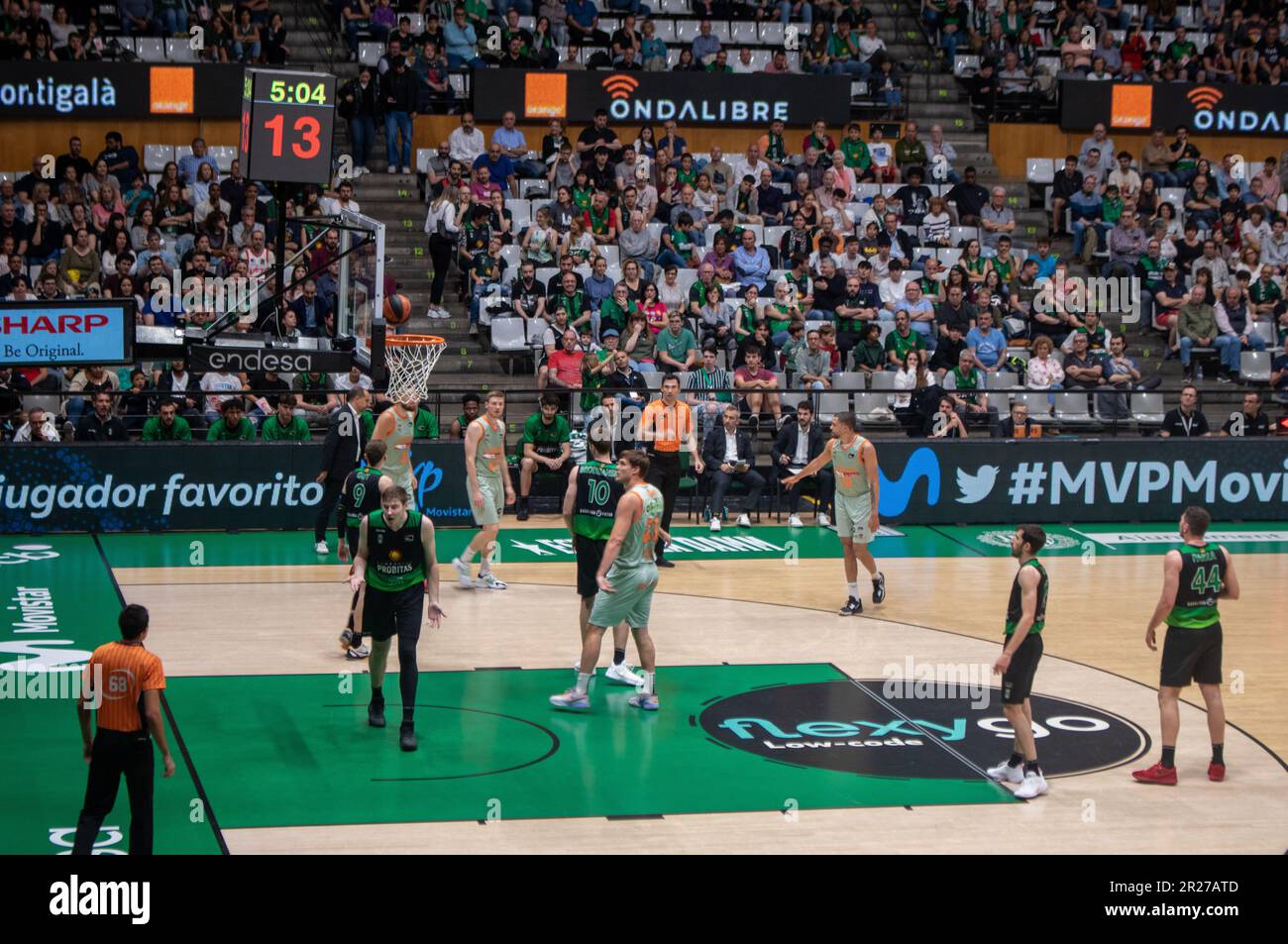 Basketball time out referee hi-res stock photography and images - Alamy