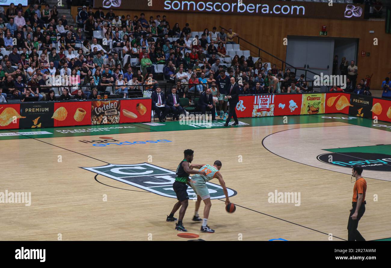 Basketball time out referee hi-res stock photography and images - Alamy