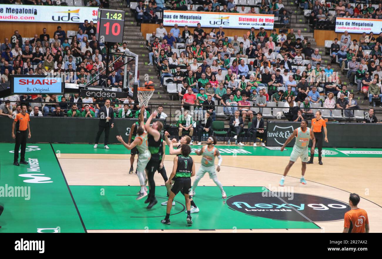 Basketball time out referee hi-res stock photography and images - Alamy