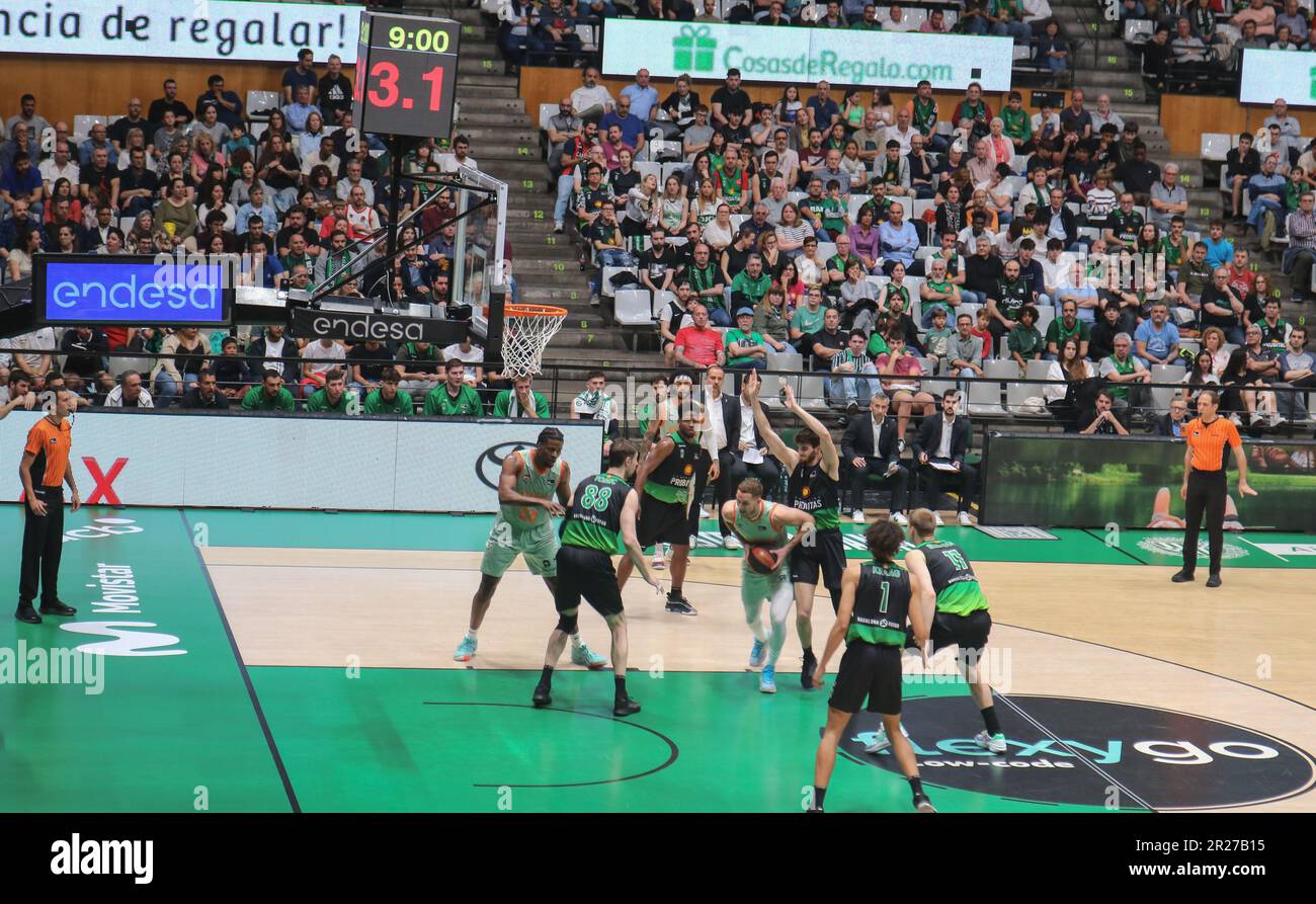 Basketball time out referee hi-res stock photography and images - Alamy